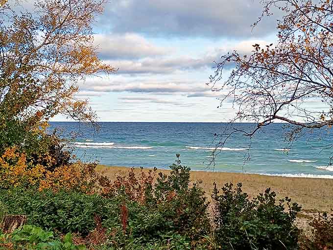 Autumn meets aqua: Fall colors complement Lake Michigan's blue waters in a seasonal palette that no interior designer could improve upon.