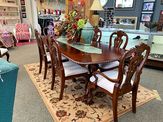 Dinner party, anyone? This elegant dining set waits for its second chance to host memorable meals without the first-owner price tag.