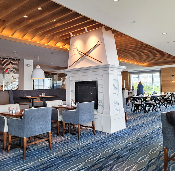 The dining room's understated elegance lets the real star &ndash; that magnificent ocean view &ndash; take center stage.