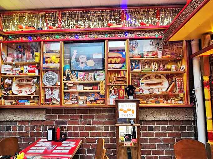 Every corner reveals new visual treasures &ndash; from the colorful string lights to the carefully curated hot dog collectibles that transform a meal into an immersive theatrical experience.