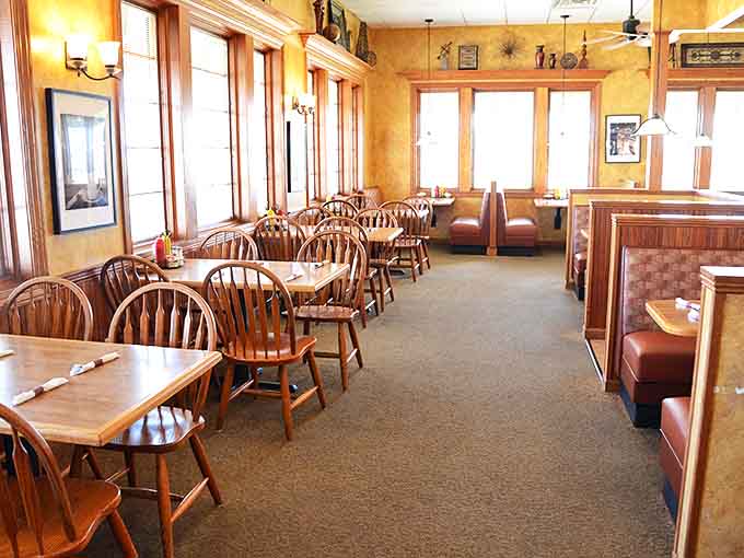 Another interior angle: Warm wood tones and golden walls create an atmosphere where time slows down and conversations flow as freely as the coffee.