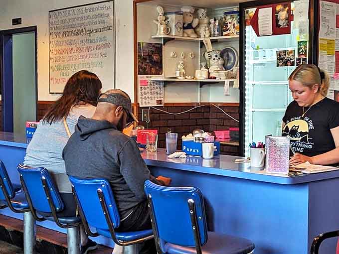 Dining Counter: Where breakfast theater unfolds before hungry audiences &ndash; the best seats for watching culinary magic happen in real-time.