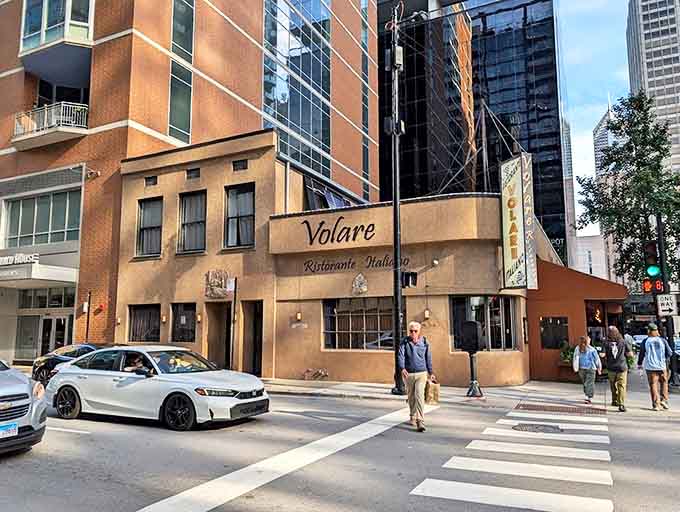 The corner location means you can spot Volare from blocks away, like a beacon calling you toward carbohydrate happiness.