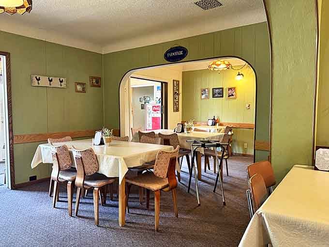 Simple elegance defines the dining room, where tablecloths and comfortable chairs invite you to settle in for an unhurried feast.