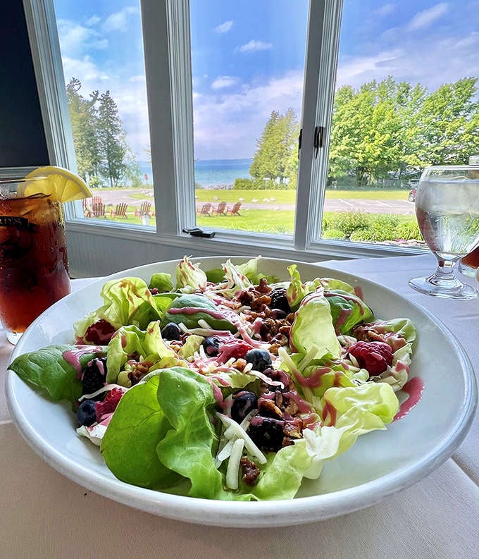Dining with a view that upstages even the most photogenic salad&mdash;nature's way of adding calorie-free flavor to every bite.