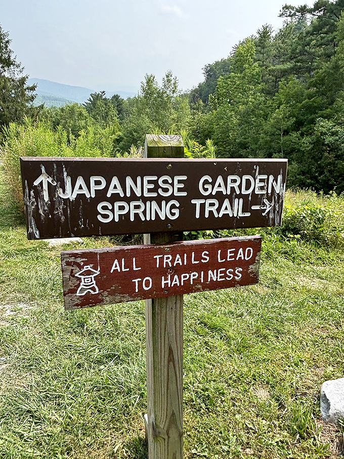 "All trails lead to happiness" – a philosophy carved into wood that perfectly captures the spirit of this unconventional state park.