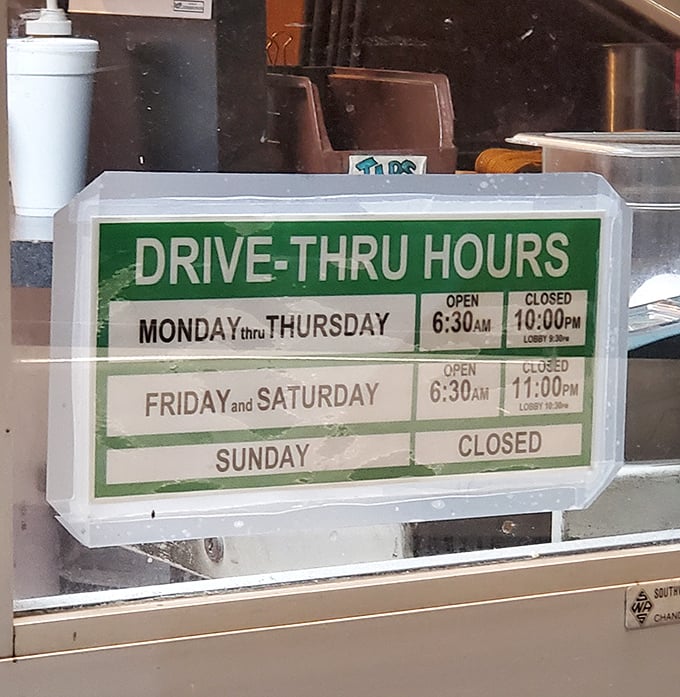 Early birds and night owls alike can satisfy their cravings, with service starting at dawn and continuing well into the evening.