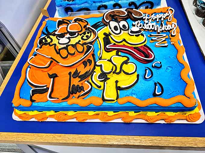 Garfield and Odie immortalized in frosting prove that some cartoon cats deserve to be celebrated in cake form – lasagna not included.