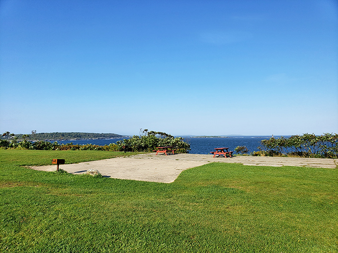 Perfect for al fresco dining with an unbeatable view, this picnic area lets visitors linger longer in the lighthouse's presence.