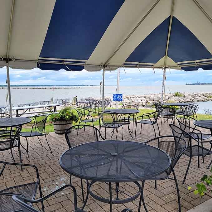 Tables with umbrellas, water views, and the promise of excellent food: this is what summer tastes like.