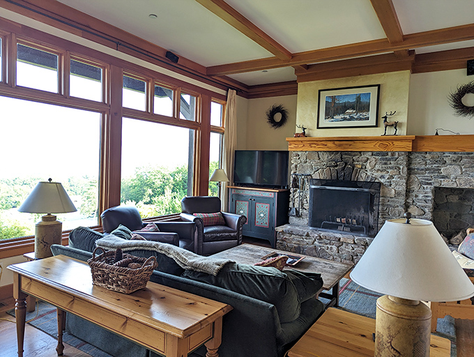 Crackling fires and comfortable seating create the perfect apr&egrave;s-ski atmosphere in the guest lounge, where stories of the day's adventures unfold.