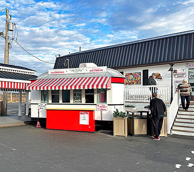 The charming trolley stand outside offers sandwiches and ice cream, the perfect spot to enjoy your purchases while soaking in the Ohio countryside.