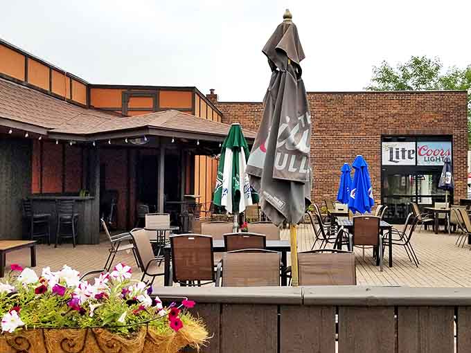 The outdoor patio&mdash;Minnesota's brief summer deserves to be enjoyed with wings and cold drinks. Those flower boxes add a homey touch.