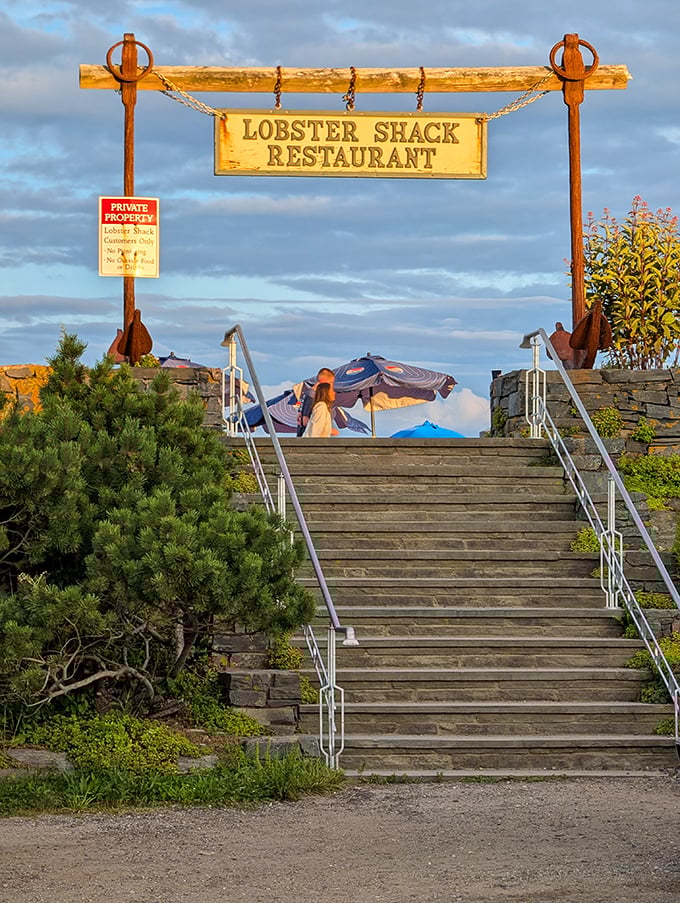 The entrance sign welcomes hungry pilgrims to one of Maine's most beloved coastal institutions.