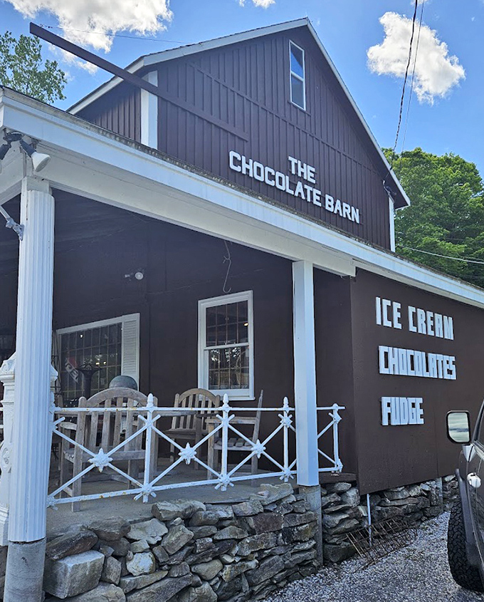Summer sunshine highlights the charming exterior, where the chocolate barn stands ready to rescue travelers from ordinary road trip snacks.