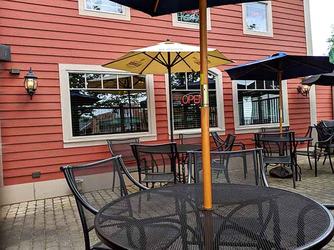 Outdoor seating lets you soak up small-town Illinois charm while savoring comfort food under the open sky.