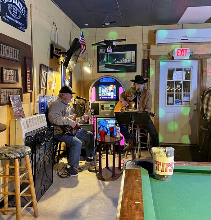 Weekend evenings bring local musicians who provide the soundtrack to your meal &ndash; turning dinner into an authentic Route 66 experience.