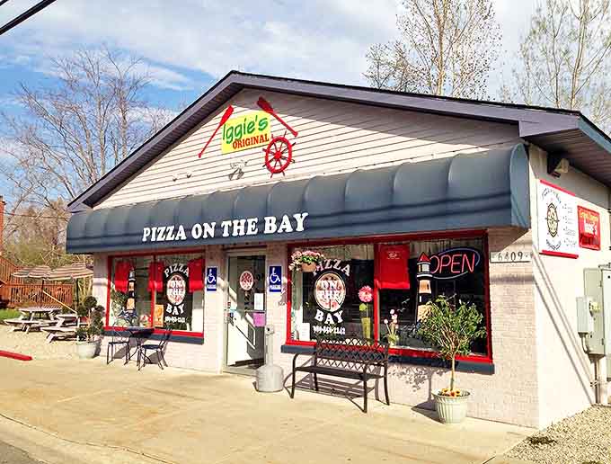 Iggie's Original Pizza on the Bay serves up slices with a side of lake views – because everything tastes better with water in sight.