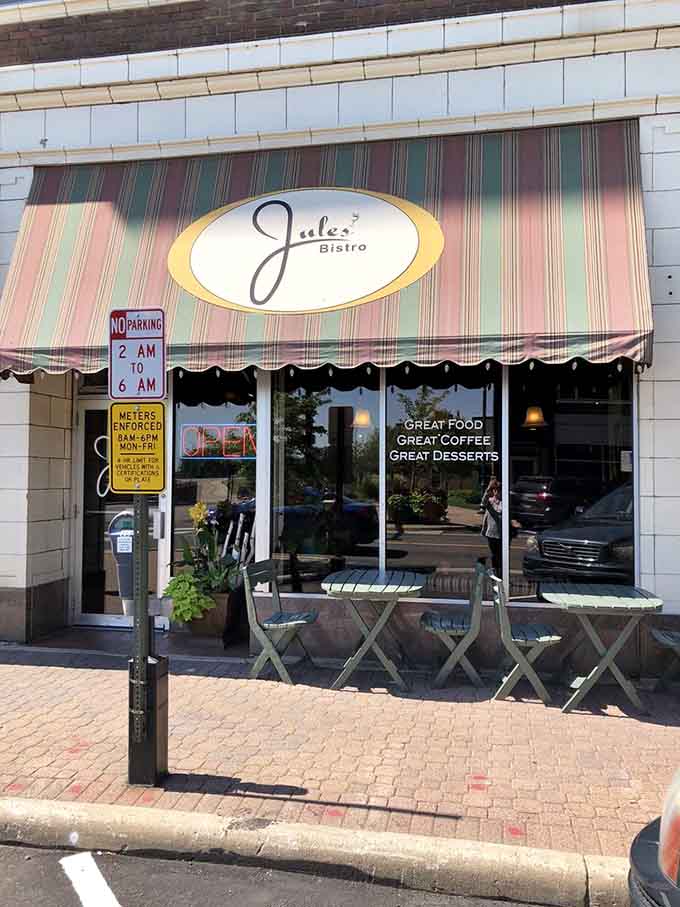 Those sidewalk tables offer prime people-watching real estate while you demolish that Grilled Italian Panini you've been craving.