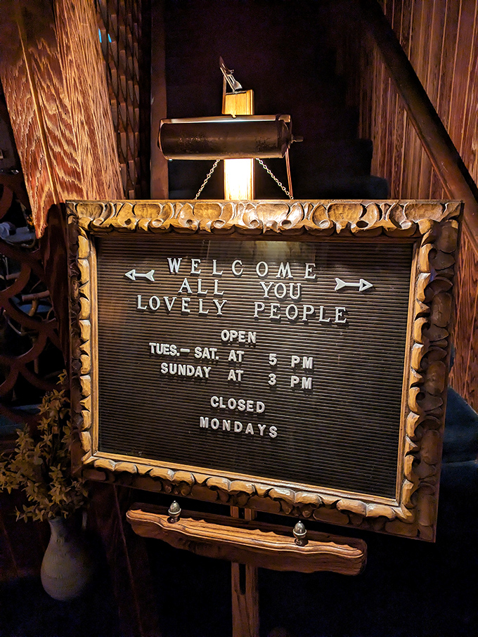 "Welcome All You Lovely People" &ndash; the Dam Site philosophy in a nutshell. A warm invitation that promises good times and better food ahead.