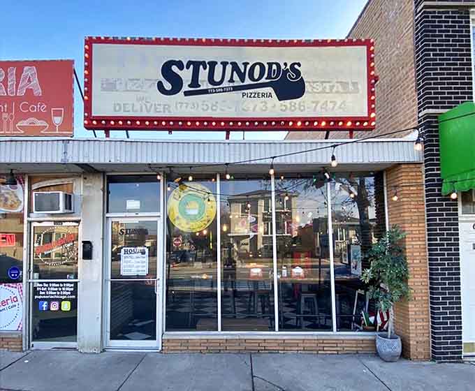 The outdoor view that countless Chicagoans have gazed upon while waiting for their pizza, anticipation building with every passing minute.