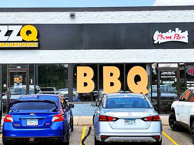 Plenty of parking means the only thing standing between you and that plate of smoky perfection is your own decision-making speed.