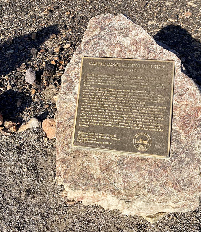 History set in stone &ndash; the plaque commemorates Castle Dome's mining legacy. These few words summarize thousands of human stories in the shadow of the mountain.