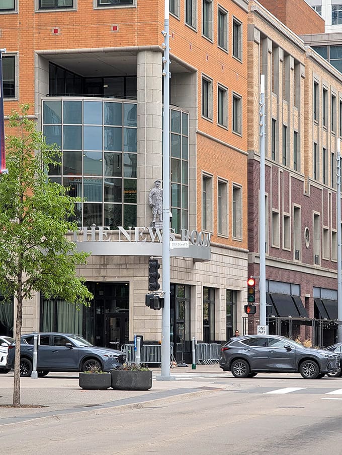 The News Room's patio seating lets you enjoy your meal while soaking up the downtown Minneapolis atmosphere.