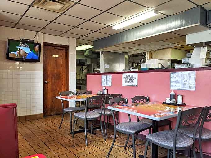 Interior: Pink walls, classic diner booths, and a no-nonsense atmosphere &ndash; this is where breakfast dreams come true.