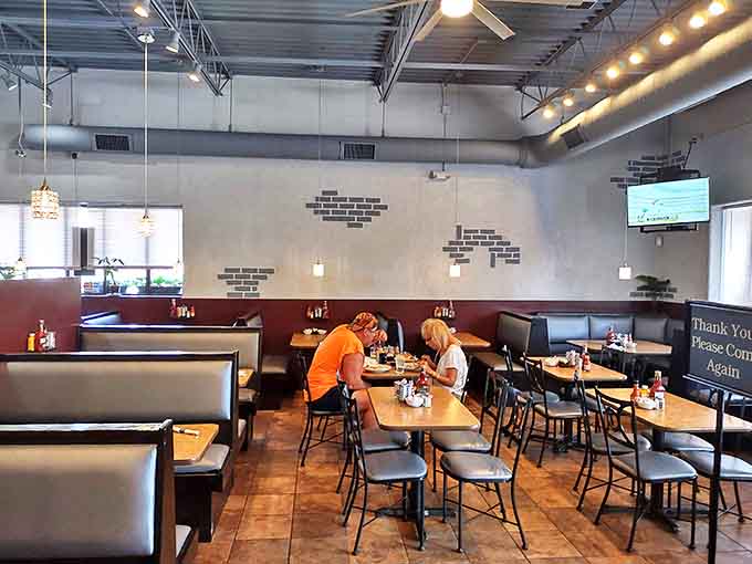 Comfortable booths, practical lighting, and a no-nonsense atmosphere &ndash; exactly where you want to linger over that second cup of coffee.