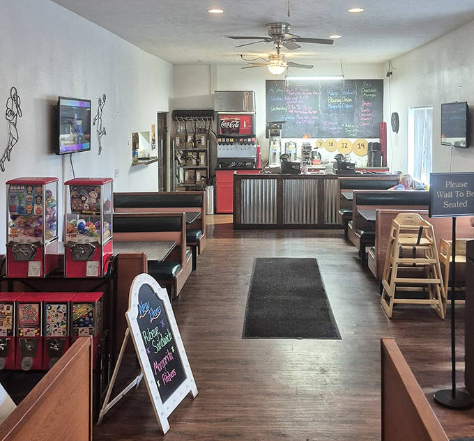 Simple, unpretentious, and welcoming &ndash; the interior of T-Moe's puts the focus where it belongs: on the food and the folks enjoying it.