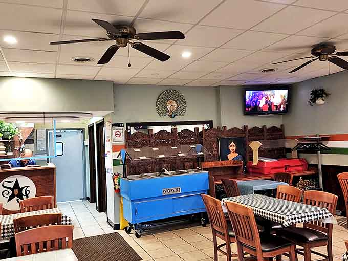 Simple wooden chairs and checkered tablecloths set the stage where the real stars &ndash; those magnificent curries and tandoori specialties &ndash; can shine without distraction.