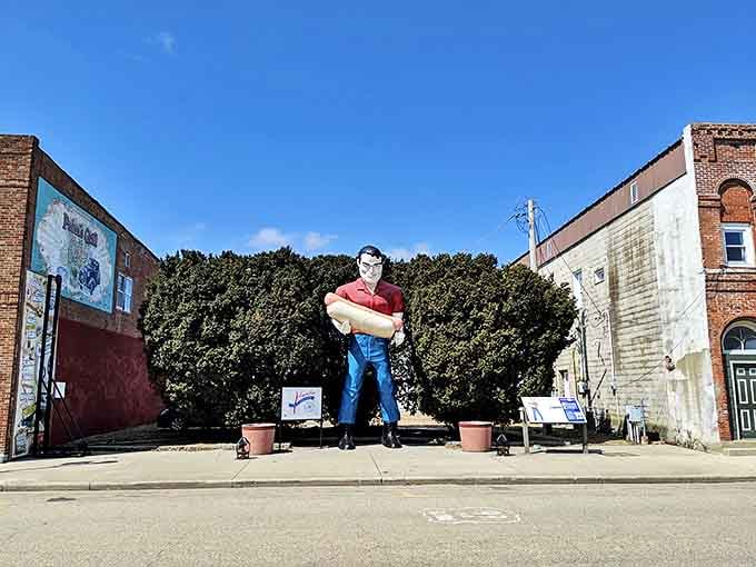 From this angle, you can truly appreciate the craftsmanship of this 19-foot fiberglass marvel, a testament to America's roadside attraction heyday.