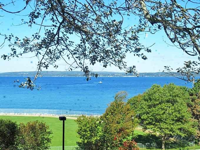 Palette Bistro's Mediterranean flavors might momentarily distract you from those jaw-dropping bay views, but only until your next bite.