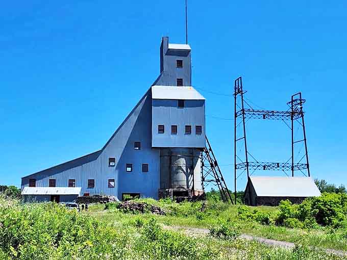 Quincy Mine: This industrial giant stands as a silver sentinel against the sky, telling tales of copper fortunes made and lost.