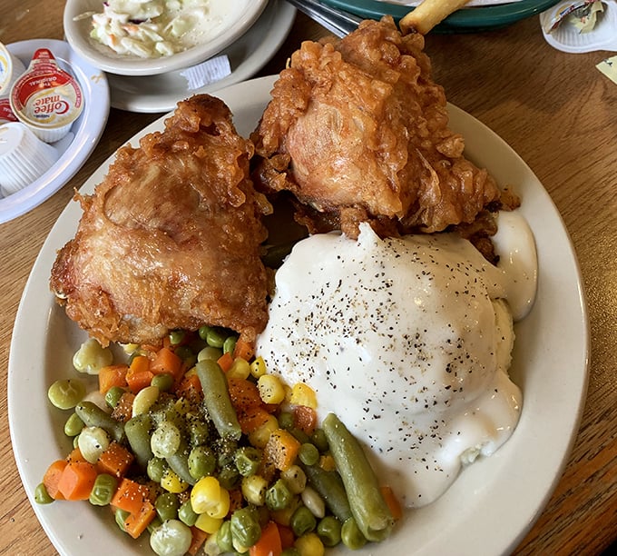 Crispy outside, juicy inside – this fried chicken plate with mixed vegetables proves simple food done right is culinary magic.