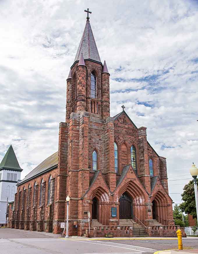 Saint Anne's Church: This architectural masterpiece of red sandstone stands as a testament to the faith and craftsmanship of early Calumet residents.