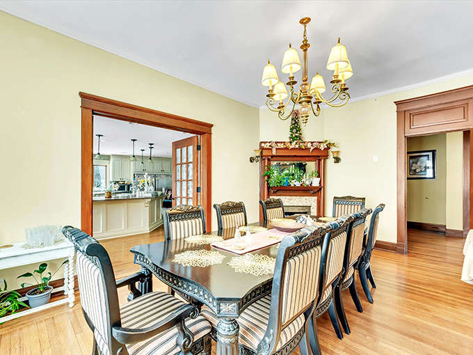 Dining in this room makes cereal at your kitchen counter seem like a tragic waste of a perfectly good morning meal.