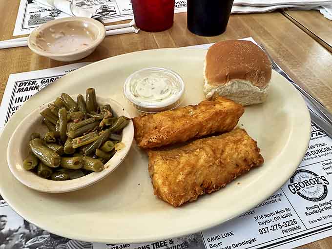 Simple perfection: golden-battered fish fillets alongside tender green beans – diner food elevated beyond the ordinary.