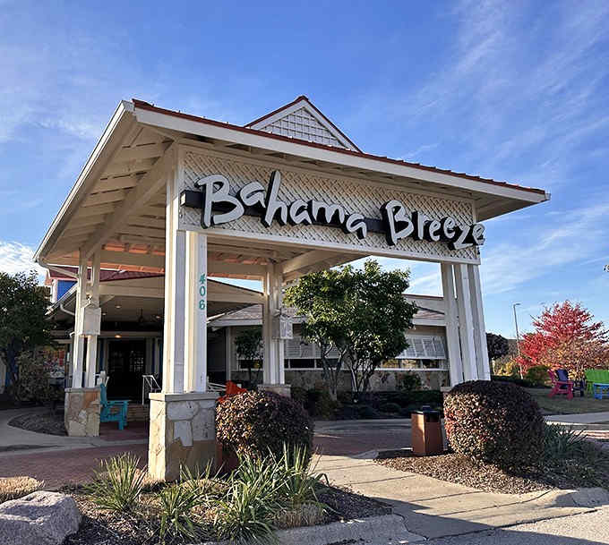 The inviting exterior of Bahama Breeze stands ready to transport diners from Illinois winters to tropical paradise through food, drinks, and atmosphere.
