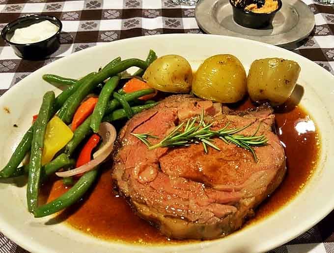 A perfectly orchestrated plate where the vegetables and potatoes know their supporting role beside the star attraction.