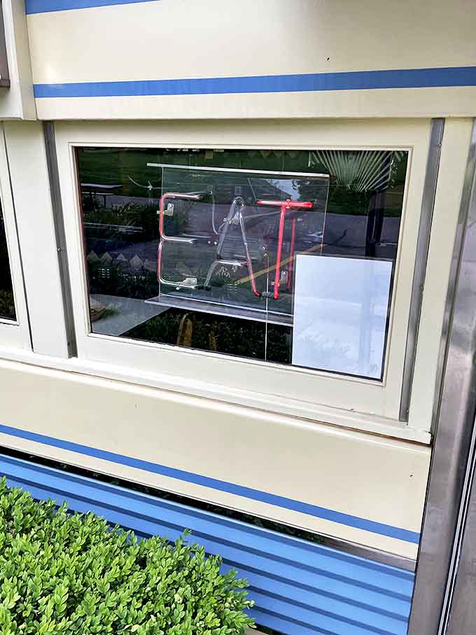 Simple instructions for a better life – "EAT" spelled out in illuminated letters. Sometimes the best advice comes in three letters.