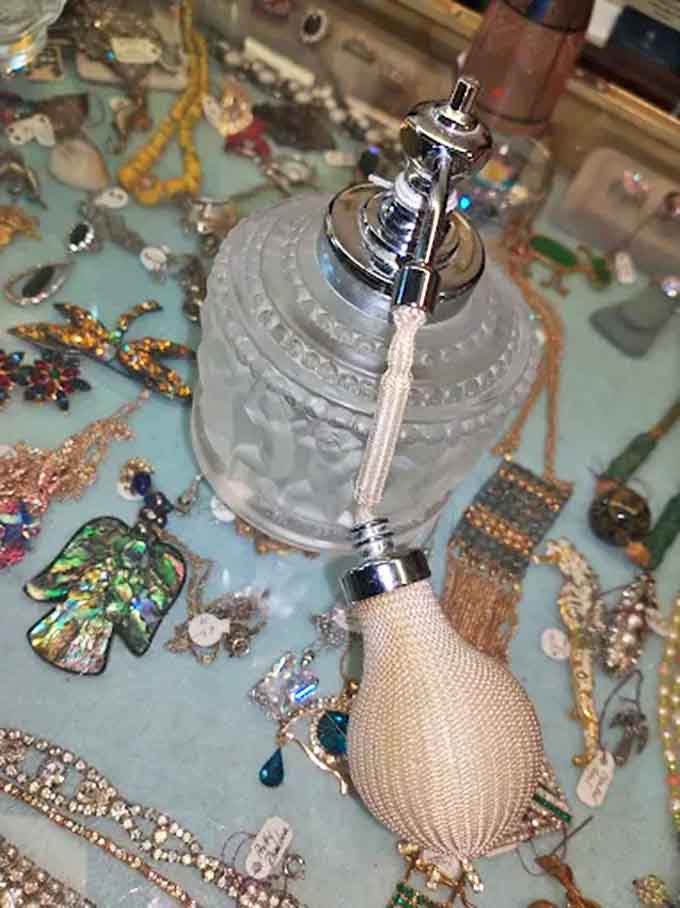 This elegant atomizer set whispers of vanities where perfume wasn't just spritzed but applied as a ritual, the golden bands still gleaming with vintage glamour.