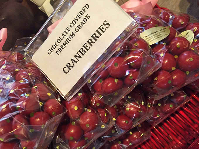 Chocolate-covered cranberries offer the perfect sweet-tart balance, with Vermont's beloved berry dressed in its finest chocolate coating.