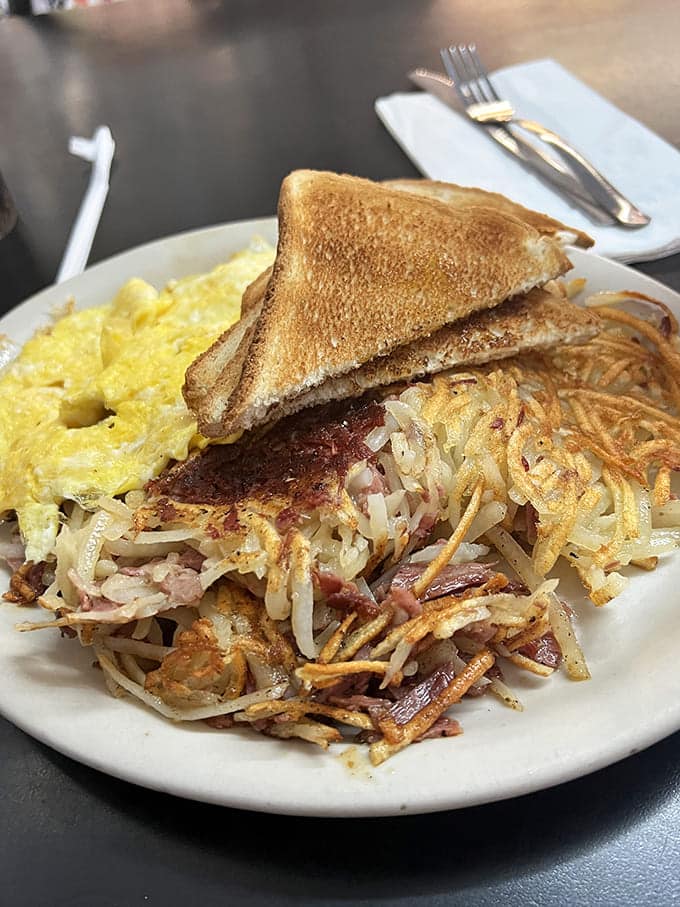 Simple perfection on a plate: fluffy scrambled eggs and perfectly golden toast &ndash; sometimes the classics need no improvement.