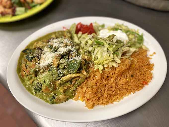 Pollo broccoli brings vegetables and chicken together in a green-sauced romance that even kids might actually eat.