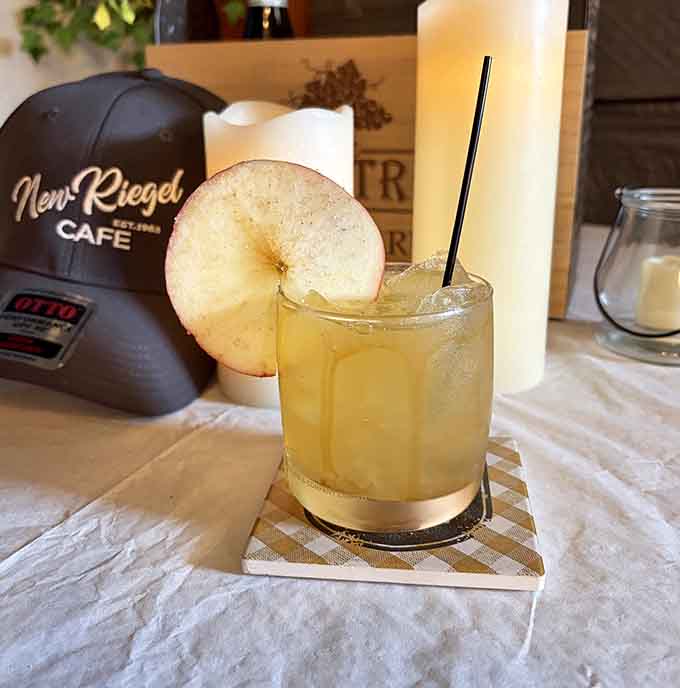 Creative cocktails with fresh apple garnishes prove this cafe knows how to keep things interesting beyond the barbecue.