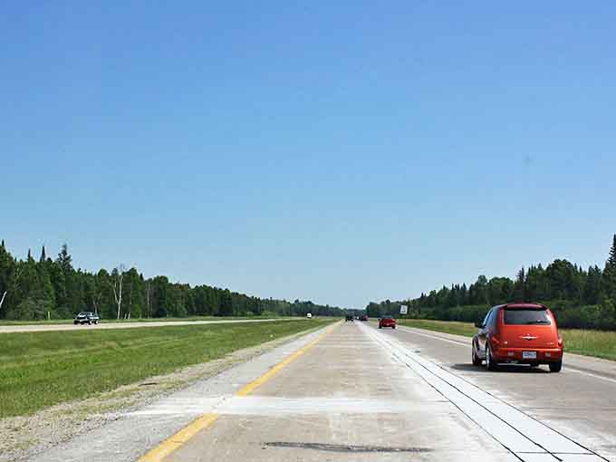 Modern convenience meets natural splendor on this stretch of US-2/41 expressway, where efficiency doesn't sacrifice scenic potential.