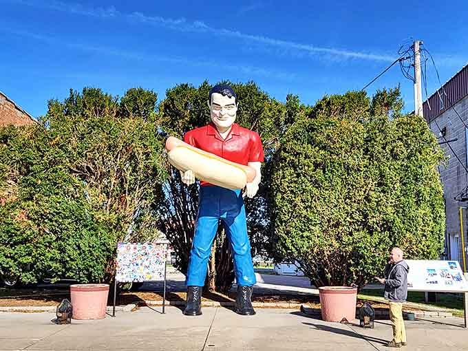 "Excuse me sir, could you point me toward the nearest mustard dispenser?" – Just another day in the shadow of roadside royalty.