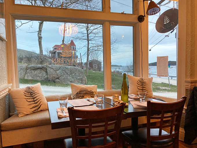 Window seats aren't just seats &ndash; they're front-row tickets to nature's aquatic theater, with boats bobbing and seagulls providing the soundtrack.